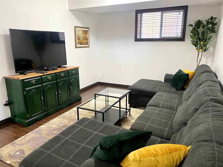 Minutes From Nait, Kingsway, Northlands, & More! - Edmonton, Canada