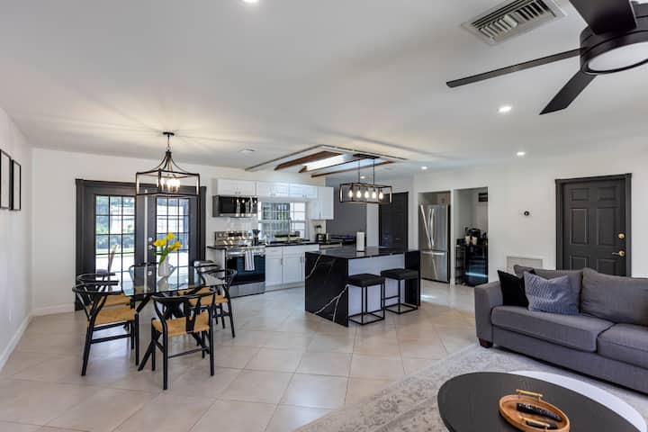 Updated 4 Bed/3 Bath Near Dwntn & Beach - Naples, FL