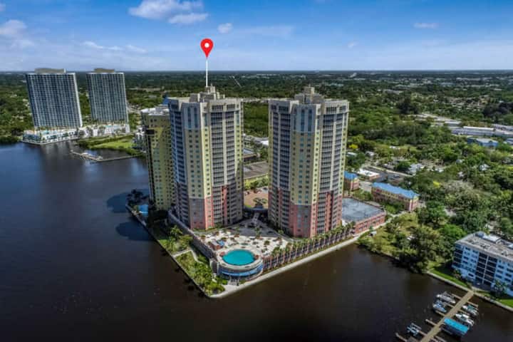 Gleaming Sunsets And River Views - Fort Myers, FL
