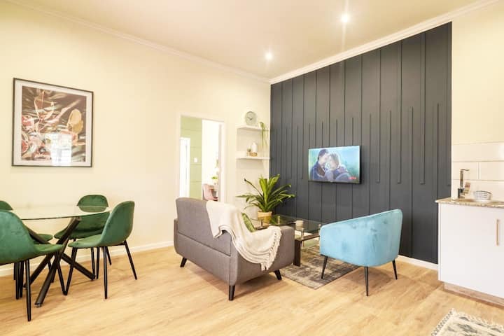 Modern 1 Or 2 Bedroom Apartment With Pool - Durban