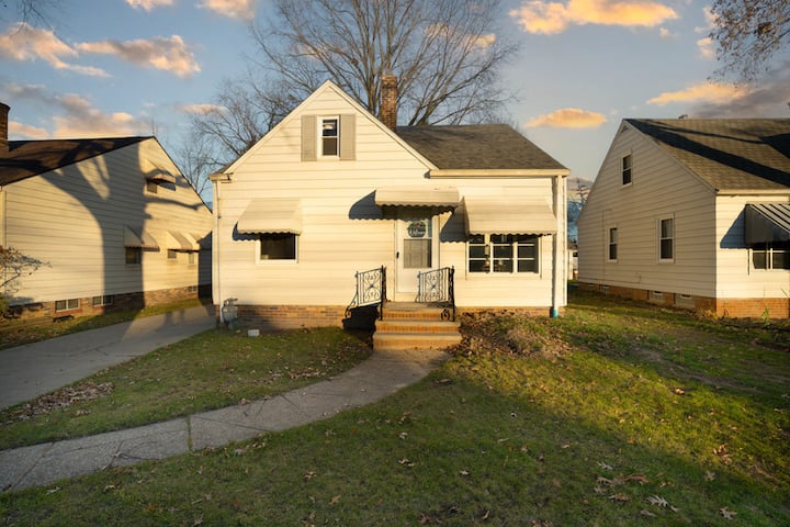 3 Bed 2 Bath House  W/ Yard & Bbq,  W&d, Park, Ac - Parma, OH