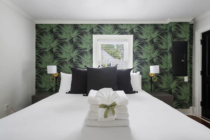 Rutledge Ave - Renovated 2 Bed Home - Downtown! - Charleston, SC