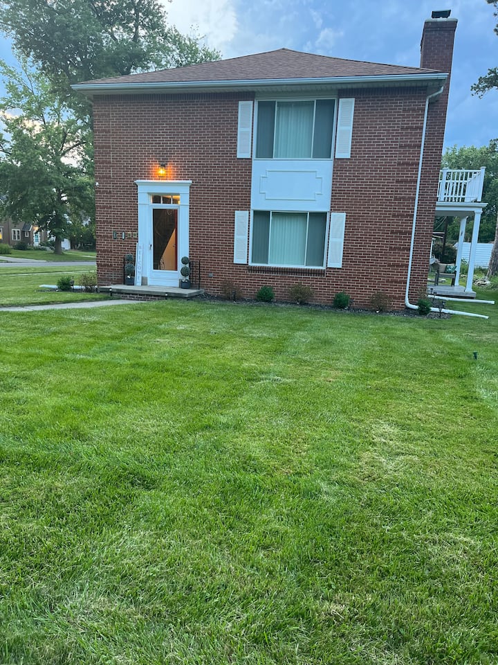 Luxurious 2 Bedroom Apartment/lower Unit - Toledo, OH