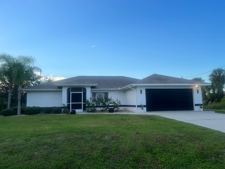 Serene Waterfront Home. - Port Charlotte, FL
