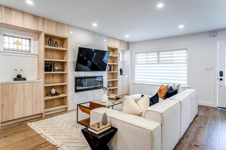 Stay A While: Your Modern Toronto Home Base - Toronto