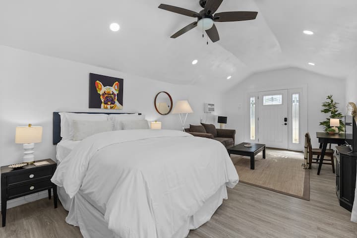 Cozy Tiny Home With Full Kitchen - Bakersfield, CA