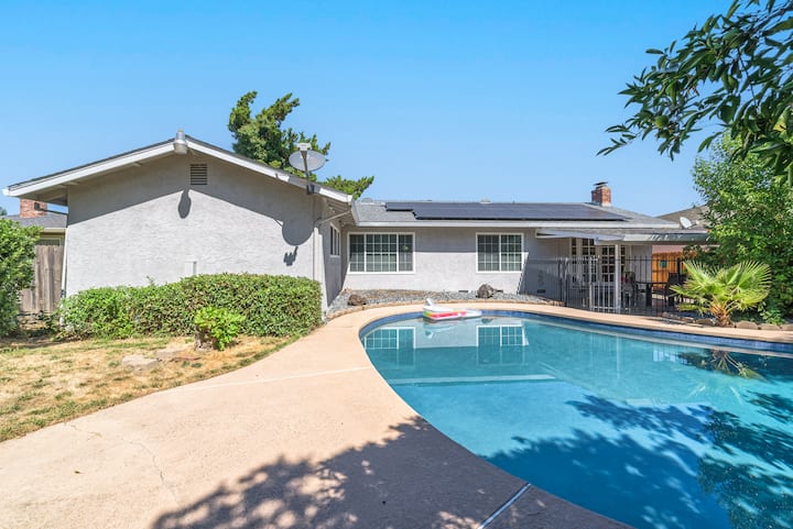 Stylish 3-bedroom Getaway With Pool - サクラメント, CA