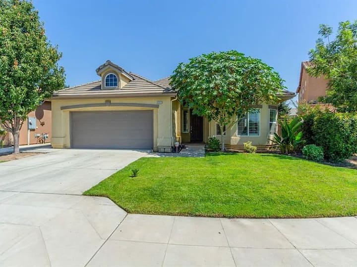 (Woodward Park) Home 3 Bed 2bath - Fresno, CA