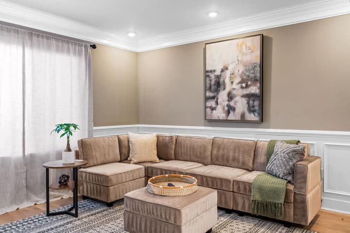 Business-ready Room 1 | Ensuite Bath + Fast Wifi - Philadelphia, PA