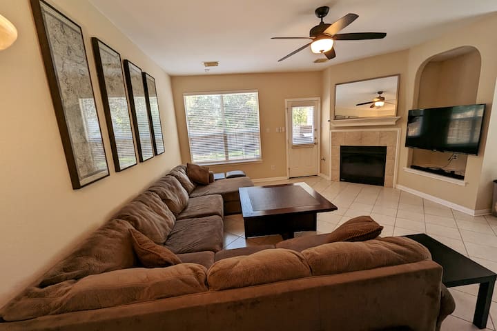 Monthly 3 Bed Bunk Shared Kitchen Lving Media Bath - Austin, TX