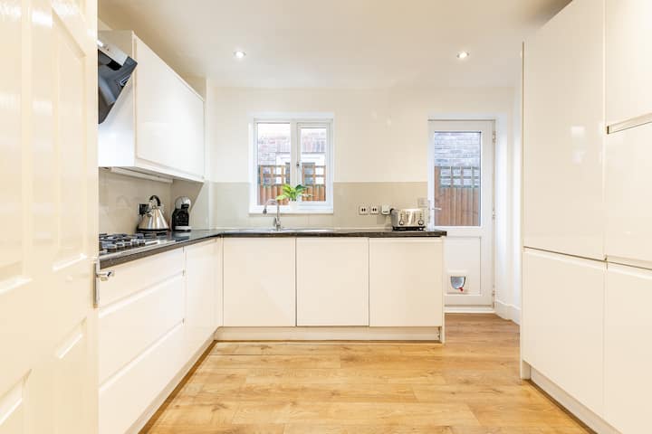 Bright 5-bed House In Egham - Sleeps 8  Near M25 - Thorpe Park Resort