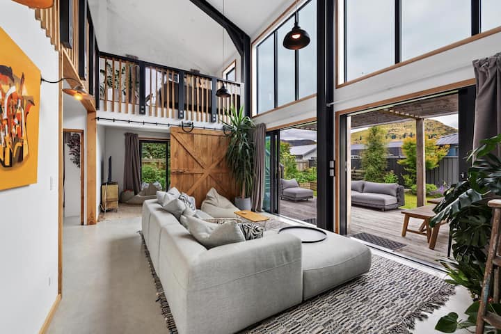 The Shotover Barn -Mountain View Retreat 13 Guests - Queenstown