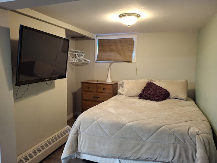 Cozy Bachelor Apartment Barrie
(Separate Entrance) - Barrie