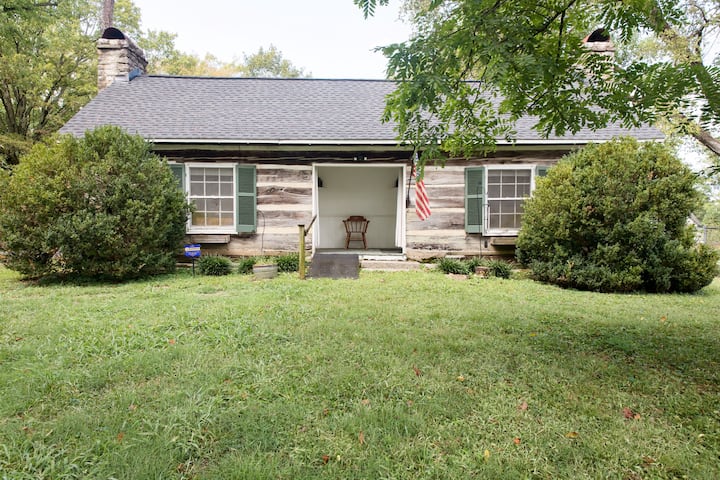 Elegant Downtown Franklin Cabin - Franklin, TN