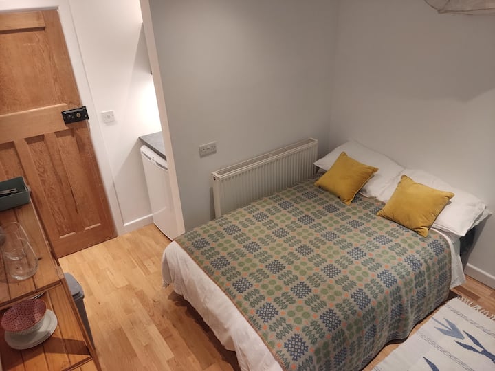 Private Garden Room With Ensuite - Cardigan