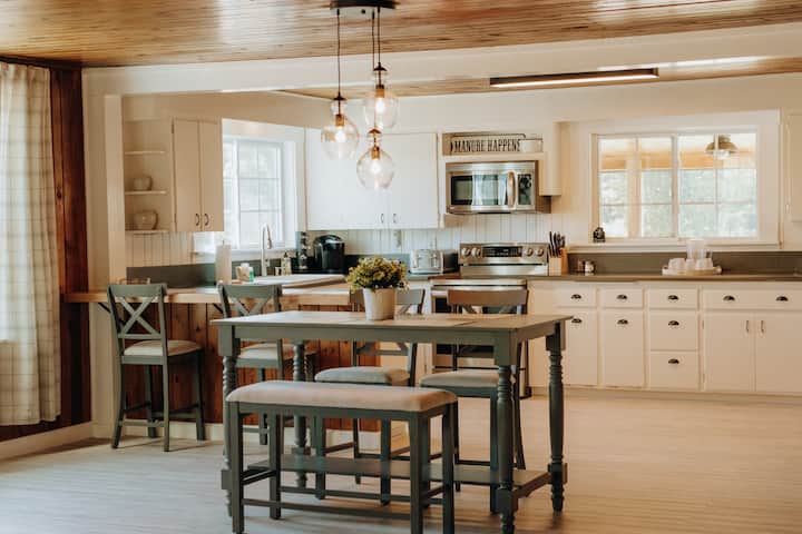 Quaint&charming Cottage W/hottub, Cozy Beds, Wifi - Sevierville