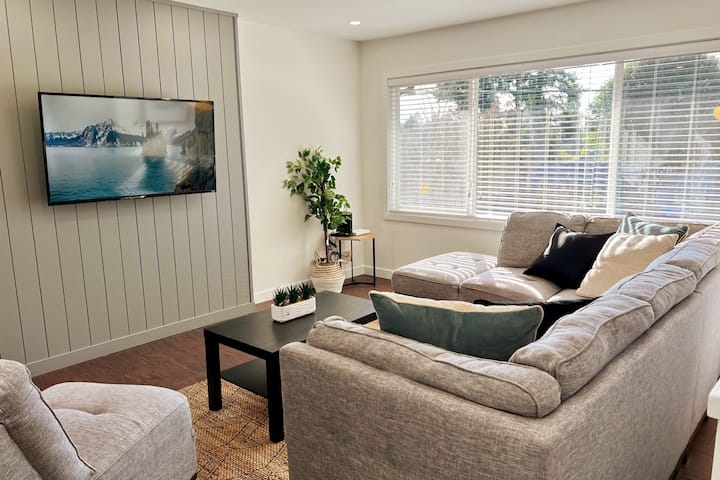 Cozy Stylish 3-br Home Near Surrey Central - サレー