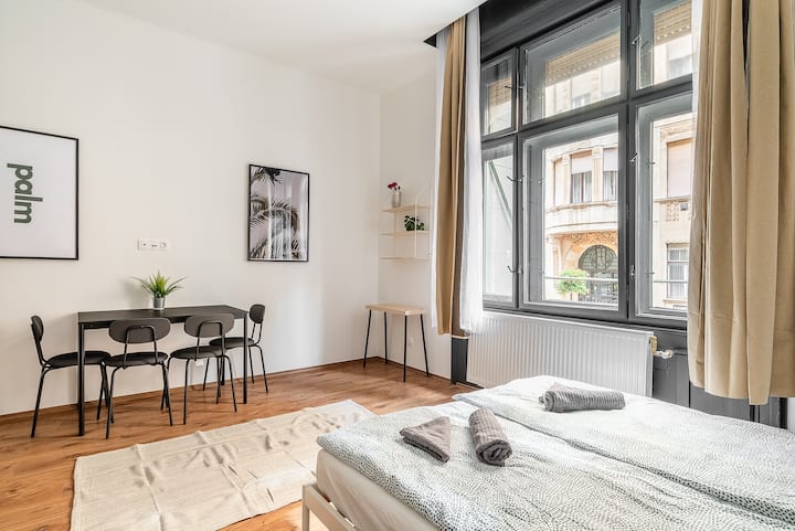 Huge Downtown Apt / 17ppl 5baths - Boedapest