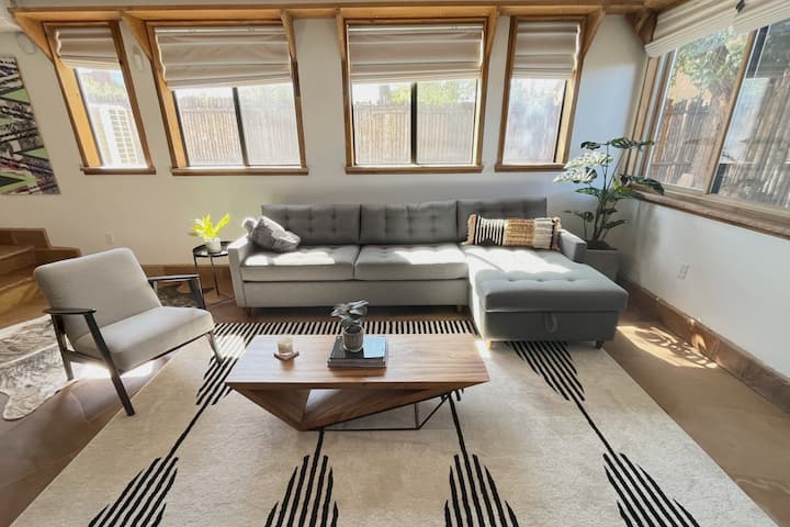 A Hip, High Desert Escape!
1 Mile To Plaza With Ac - Santa Fe