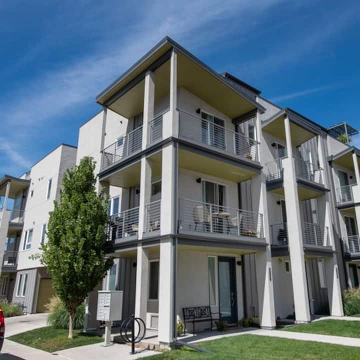 Your Denver Pied-a-terre - Englewood, CO