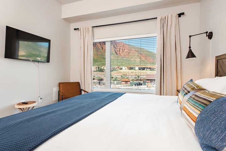 Iron Mt Hot Spgs Condo #207 | Mtn Views | Sleeps 4 - Glenwood Springs, CO
