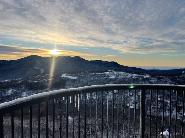 Lovely 2 Bedroom Condo With Mountain View Balcony - Sugar Mountain, NC