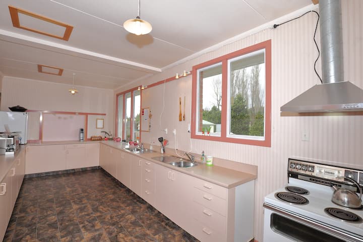 A Spacious Room Near Winton. - Winton