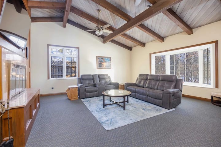 Spacious Family & Friends Retreat - West Des Moines, IA