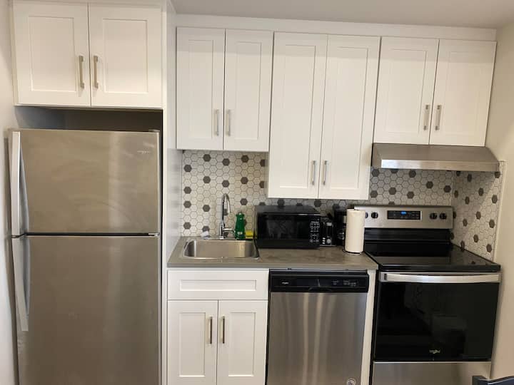 Decarie Iv-8 | Central 1 Bedroom Apartment - Montreal