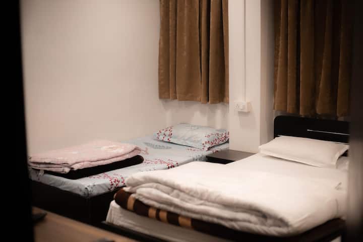 Cozy & Spacious Room W/city View - ダージリン