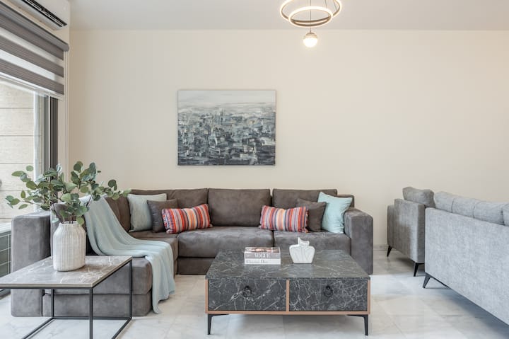 Beautiful 2 Br Apartment In Saifi - 24/7 Power - Beirut