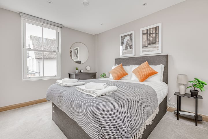 6 Weybourne - Contemporary 2 Br Apt. - Staines