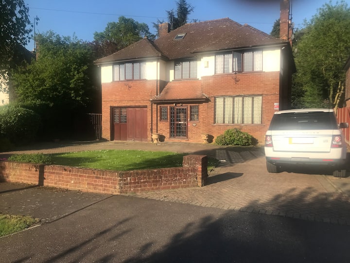 Private Gated  Huge 8 Bedroom Mansion. Sleeps15-23 - Luton