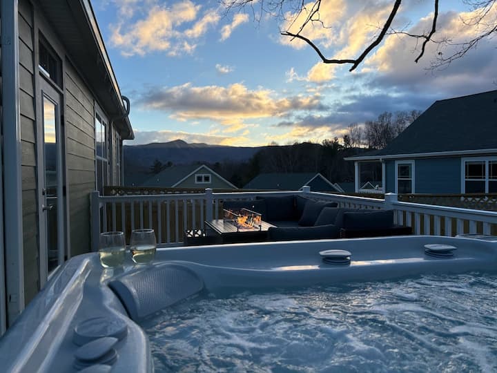 Upscale Mountain Cottage • King Suite • Hot Tub - Black Mountain, NC