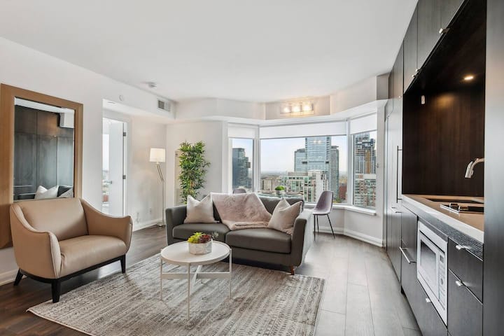 Yorkville Oasis;  Stunning Skyline View - Toronto