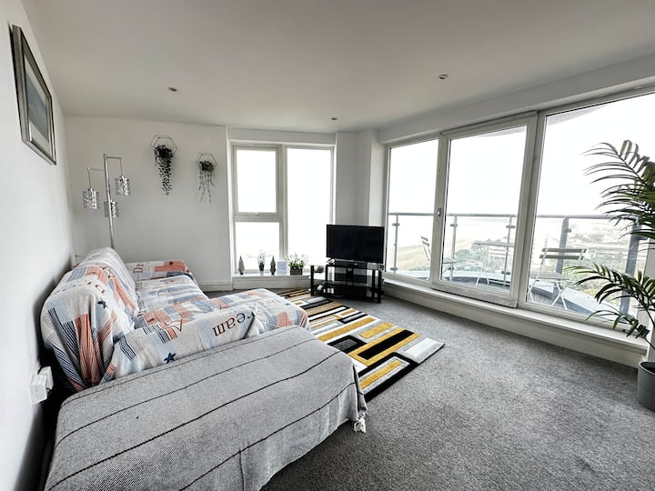 Stunning Ocean & City View Apt - Swansea, UK