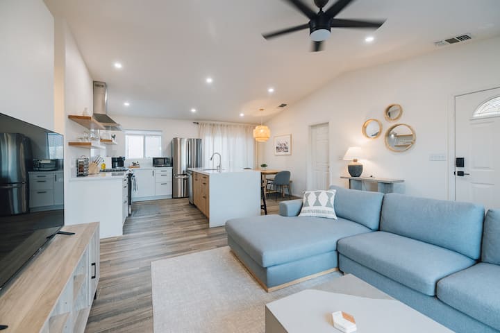 Modern Desert Getaway: Hot Tub + Fire Pit + Games - Joshua Tree, CA