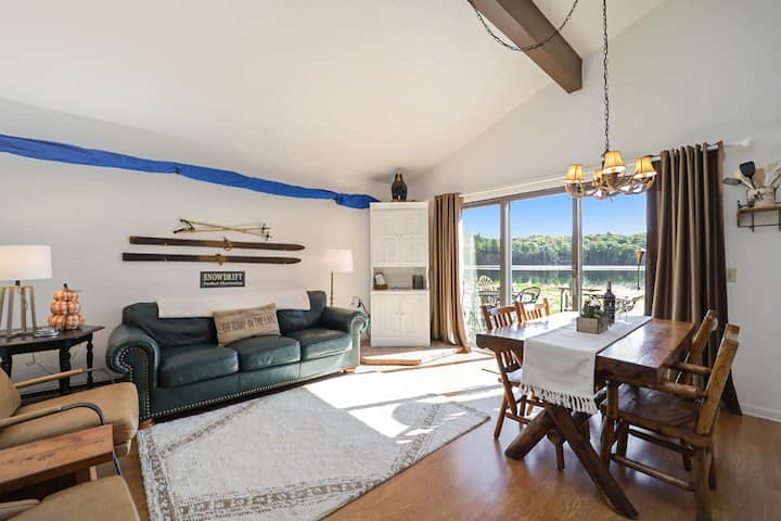 Cozy Summer Townhome - Beautiful Lakefront Access - Gaylord, MI