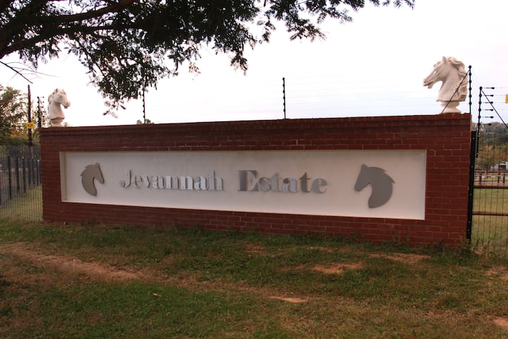 Luxurious Three-bedroom Cottage - Midrand