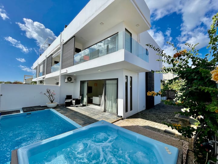 Stylish Duplex: 3 Bedrooms, Pool, Jacuzzi & Views - Mauritius