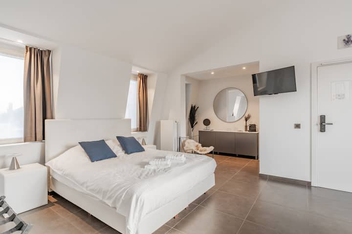 Luxe Two-room Suite With Balcony Near City Center - Bruges
