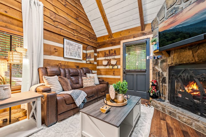 Spring Retreat! Hot Tub, Theater, Xbox, Kid Room - Townsend, TN