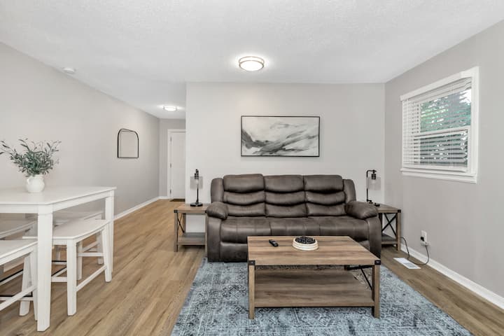 2 Br Home + Workspace Near Redstone Arsenal - Burritt on the Mountain