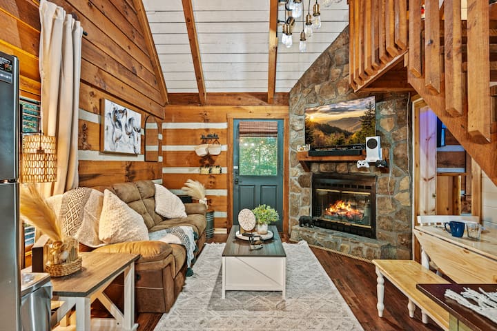 Spring Retreat! King Bed, Theater, Hot Tub, Xbox - Walland, TN
