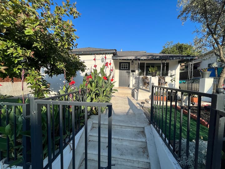 Cute 2 Bed / 1 Bath By Echo Park - Los Angeles, CA