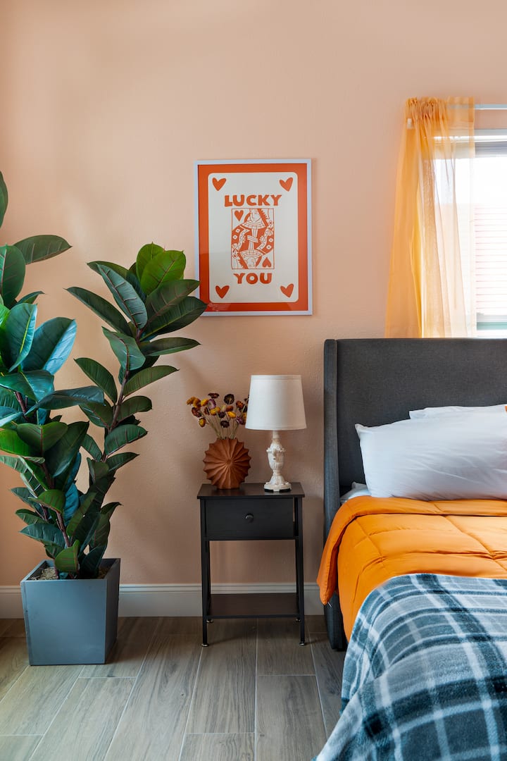 The Topaz Chalet | In The Heart Of Tampa | Jacuzzi - Tampa, FL