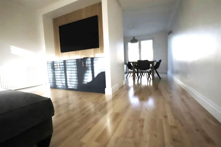 Large 4 Bedroom With Parking - Dublin