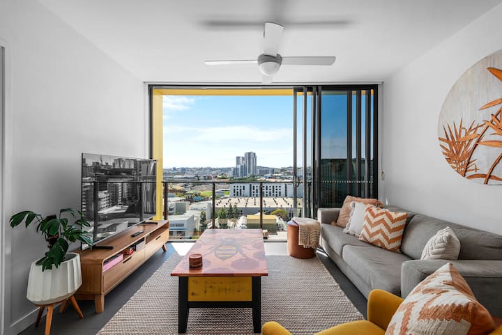 Central & Bright 2br Apt W/ Pool, Gym & Parking - Newstead