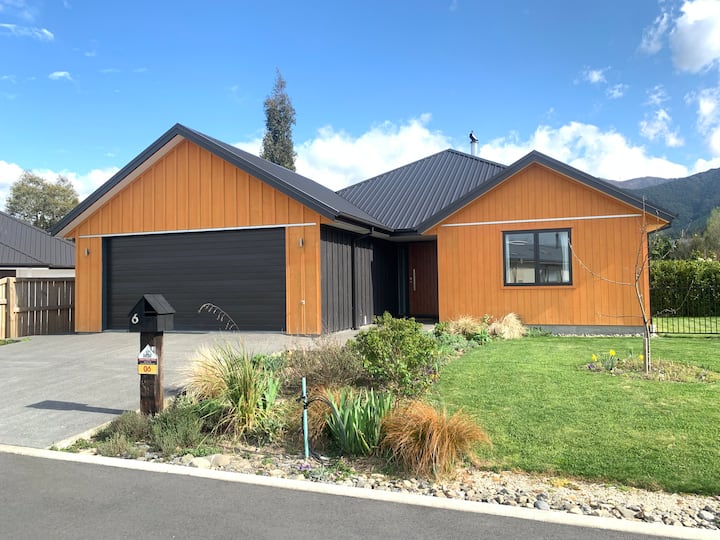Modern Holiday Home With Views - Hanmer Springs