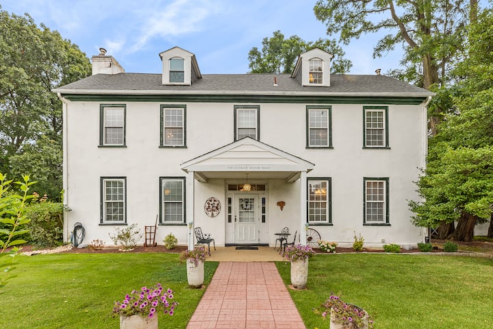Private Stay In Historic Manor House - Bensalem, PA